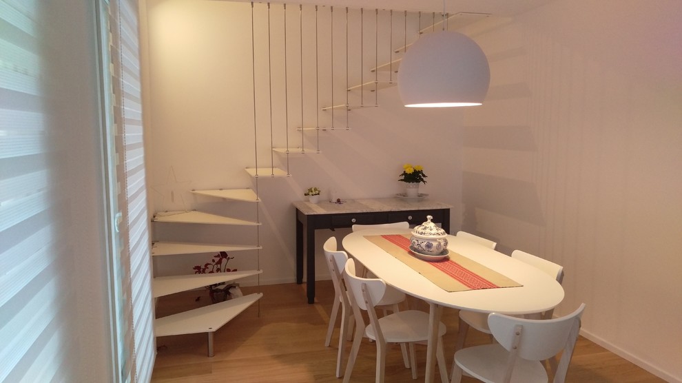 Scala a sbalzo con pedate in lamiera, ringhiera con tiranti in acciaio ...