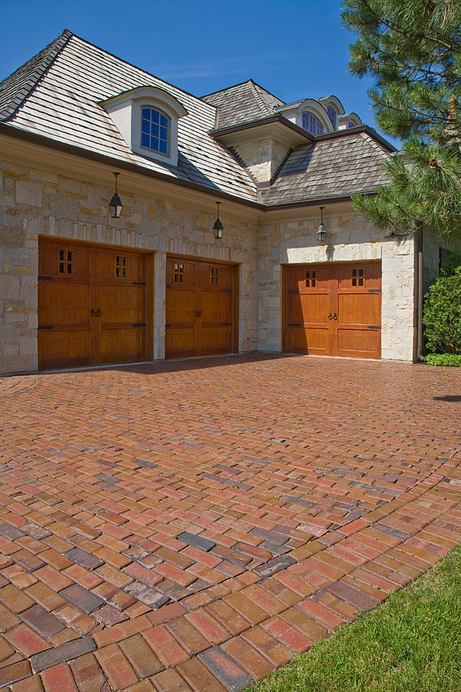 Glenview IL Reclaimed Clay Brick Paver Driveway - Clásico - Garaje ...