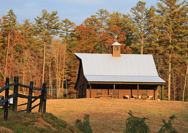 Horse Barn in the Hills of Georgia - Casetas - Otras zonas - de Sand Creek Post & Beam | Houzz