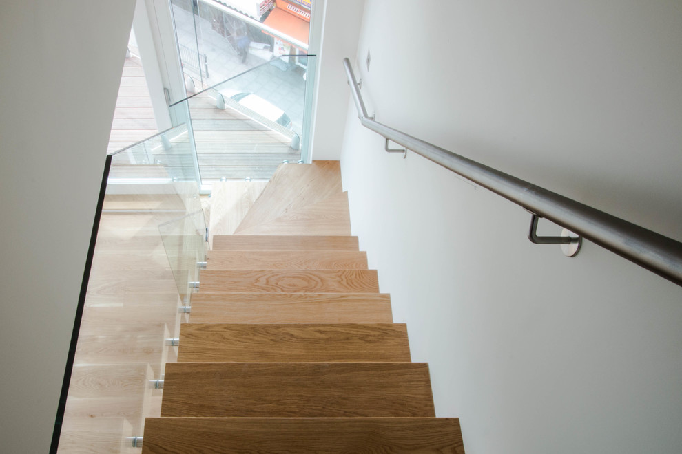 An oak treads floating staircase that offers a luminous look - Modern ...