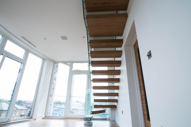 An oak treads floating staircase that offers a luminous look - Modern ...