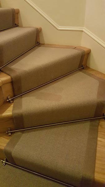 Brown Carpet Runner With Border to Stairs - Contemporain - Escalier ...