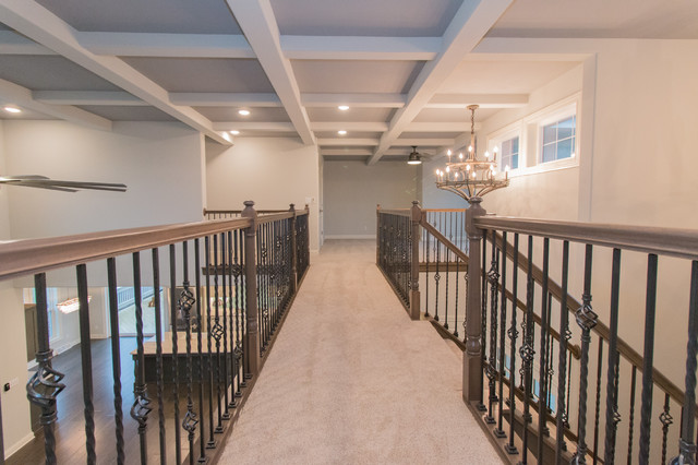 Catwalk Overlooking Two Story Great Room - Clásico renovado - Recibidor ...