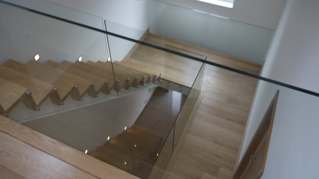 Cut and carriage string stairs - Gerrards Cross - Modern - Treppen ...