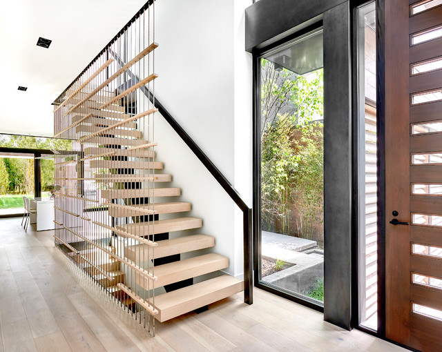 Double-Height Entry Foyer Looking into Courtyard - コンテンポラリー - 階段 - シカゴ ...