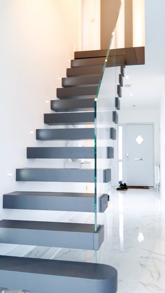 Floating tread staircase with frameless glass balustrade - Trendy ...
