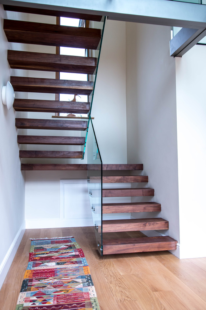 Floating treads staircase with frameless glass balustrade. - Modern ...
