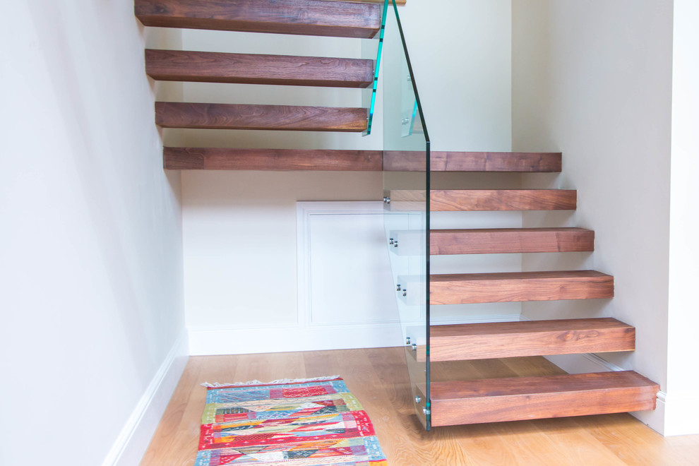Floating treads staircase with frameless glass balustrade. - Modern ...