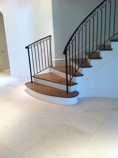 FRESKA 24'X24' LIMESTONE TILE ENTRY - Classique - Escalier - Dallas ...