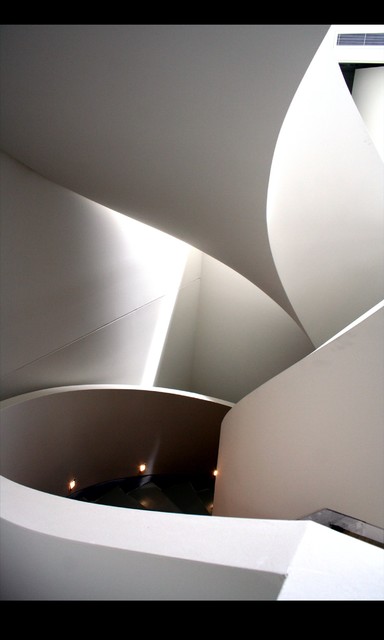 Geometric curved stair with curved dwarf wall balustrade - Moderne ...