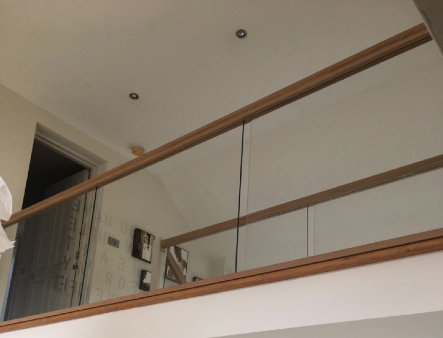 Glass balustrade with oak rails and white stringers - Staircase ...