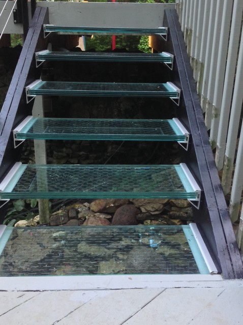 Laminated glass steps in an outdoor deck system - Modern - Treppen ...