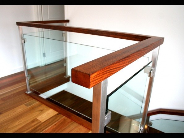 Modern Stair with Feature Step and Glass Balustrade - Moderne ...