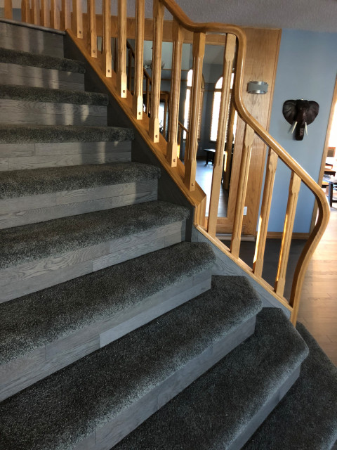 stairs with carpet tread and oak risers/stringers - Di transizione ...