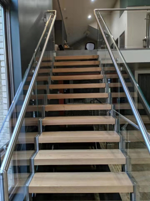 Zigzag staircase with glass railing for a loft - Moderno - Escalera ...