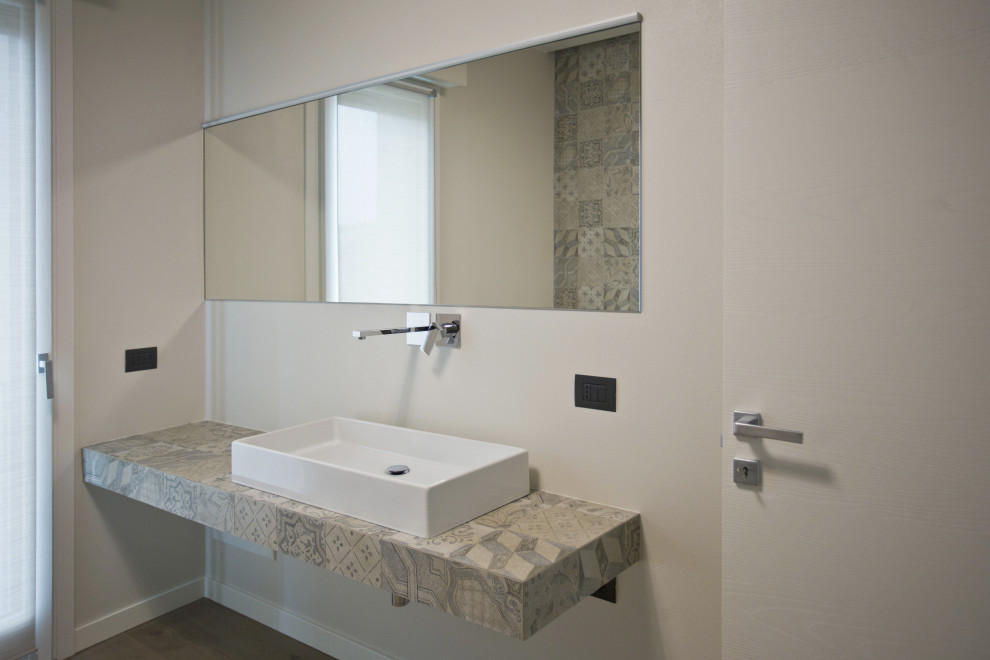 lavello con base in opera e rivestita con cementine - Bathroom - Milan ...