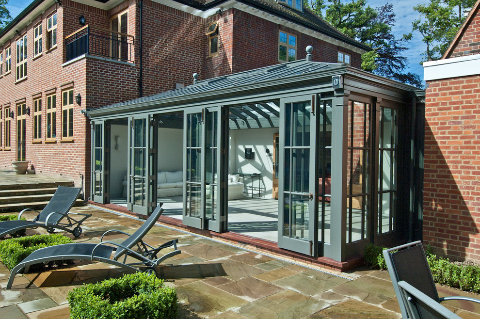 Courtyard Pool House - Side View - Classico - Veranda - Londra - di ...