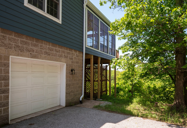 Screened Porch Built on Steep Wooded Ravine - Classique Chic - Véranda ...