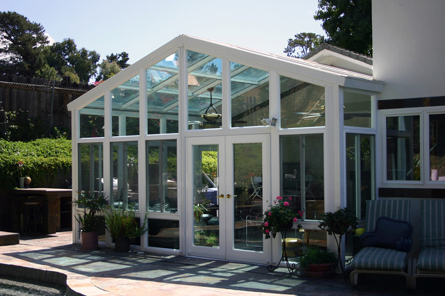 Sunroom and patio enclosures with vaulted ceilings - Moderno - Veranda ...
