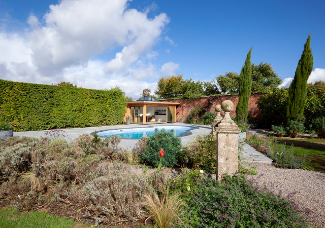 Contemporary pool house amongst a traditional setting. - Contemporáneo ...