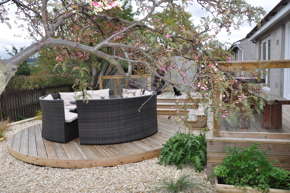 Circular rattan seating is perfect for this circular deck - Modern ...