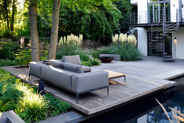 Blick über den Sitzplatz zum Haus - Modern - Terrasse - Köln - von ...