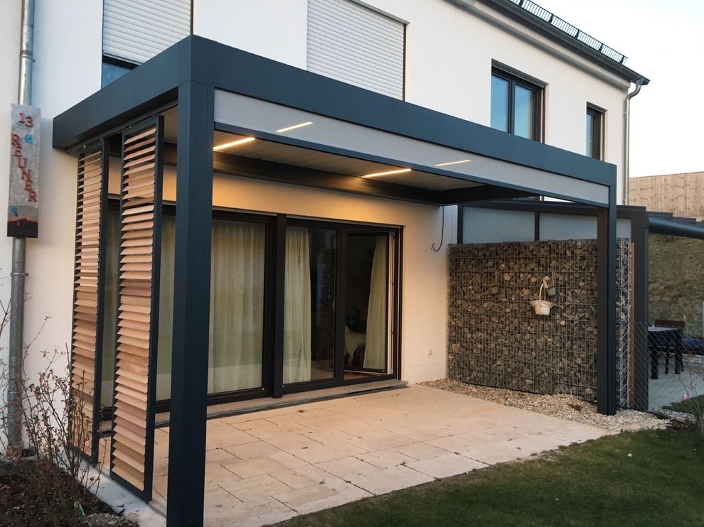 Terrassenüberdachung mit Lamellen-Sichtschutz - Modern - Terrasse ...