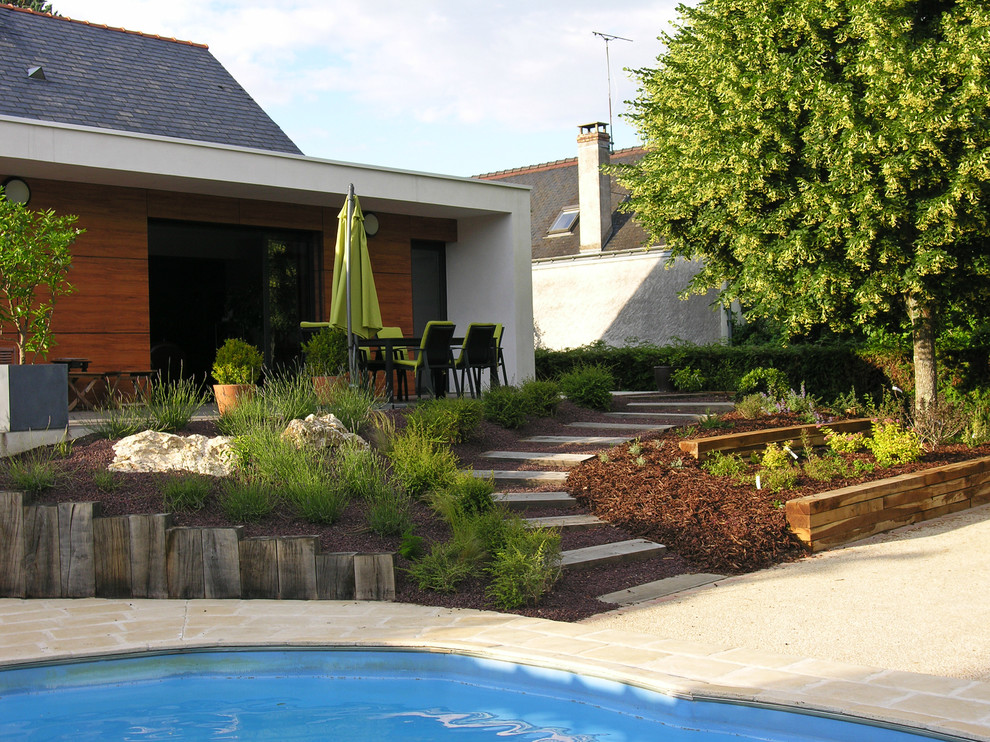 Talus reliant terrasse et piscine - Contemporary - Deck - Angers - by ...
