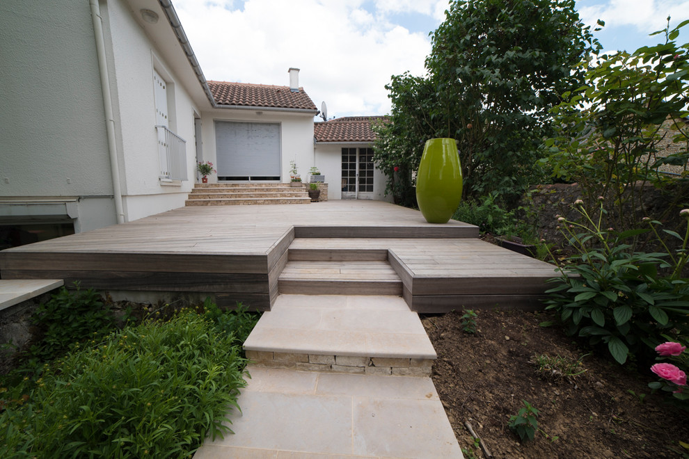 Terrasse en padouk, escaliers en pierres calcaires et terrasse en ...