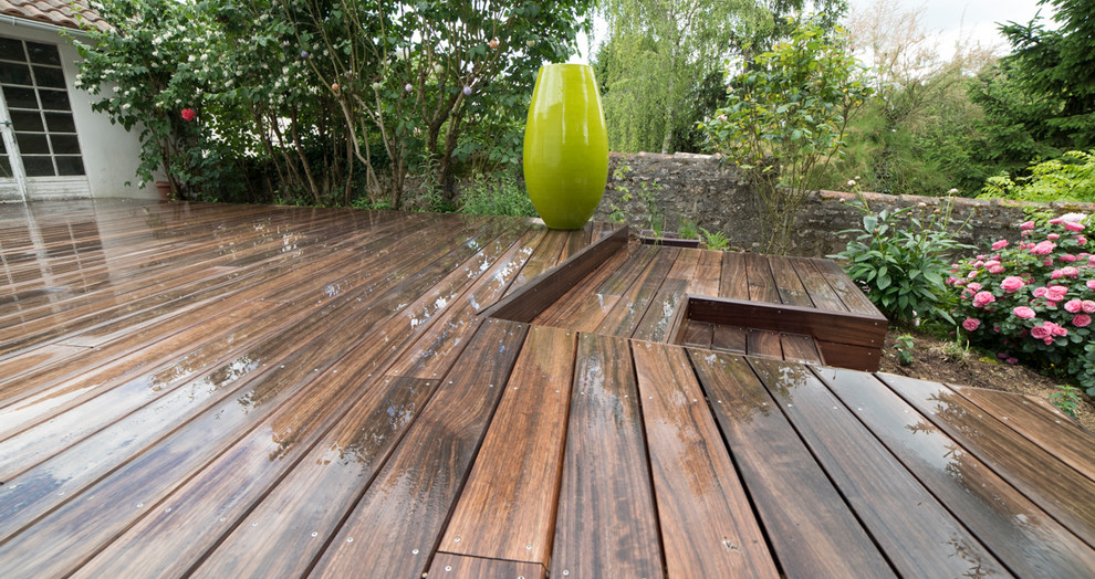 Terrasse en padouk, escaliers en pierres calcaires et terrasse en ...