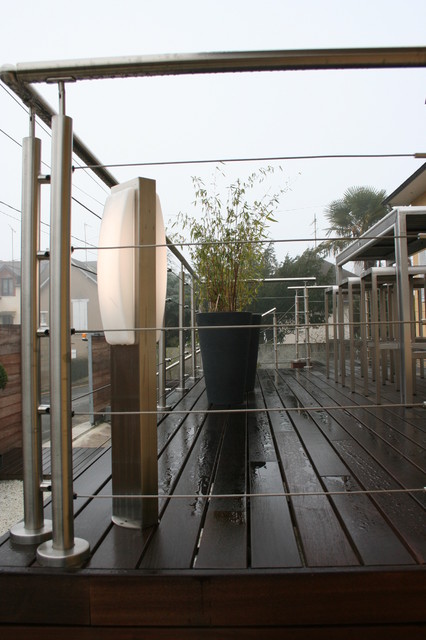 Terrasse sur pilotis et jardin zen - Contemporáneo - Terraza y balcón ...