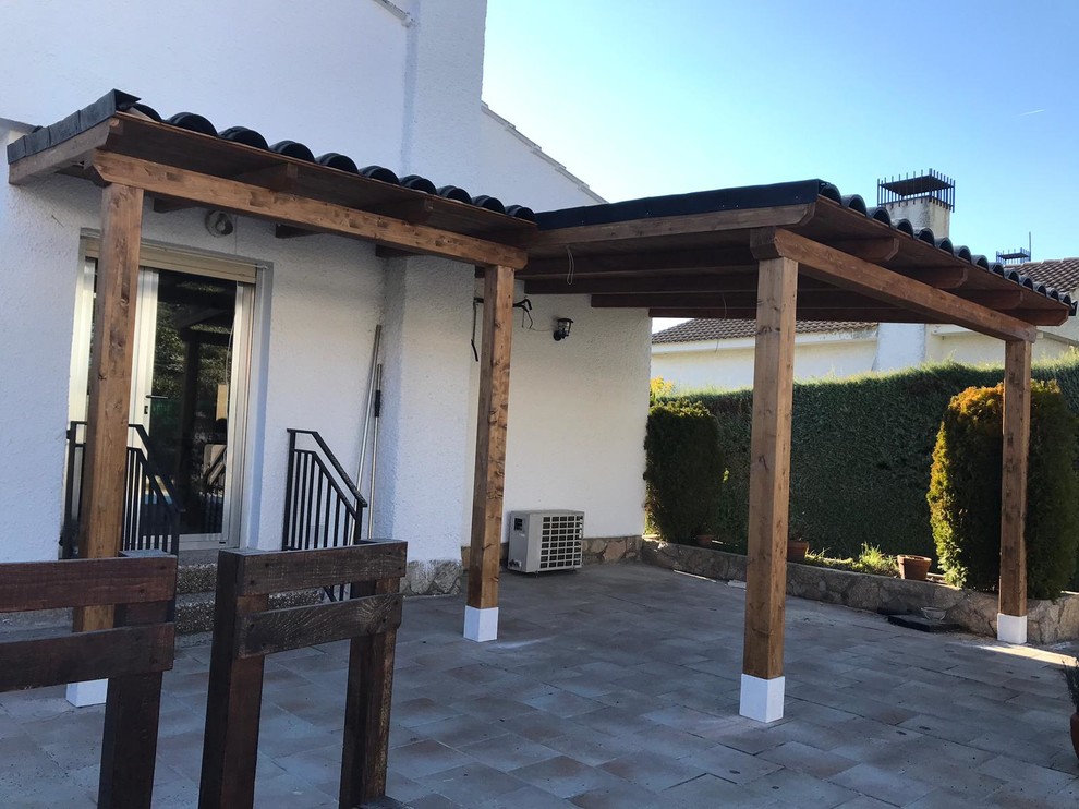 Pérgola con teja plástica negra - Casa de campo - Terraza y balcón ...