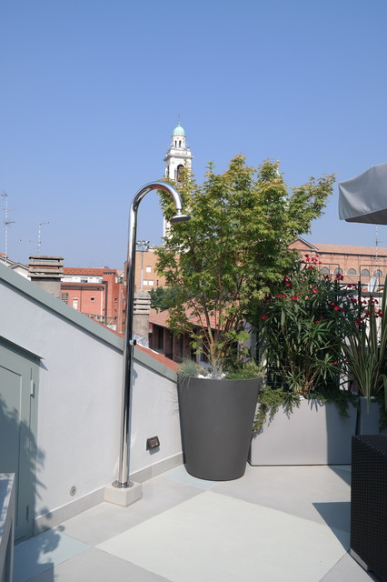 Un terrazzo tra tetti dal piglio contemporaneo - Contemporary - Terrace ...