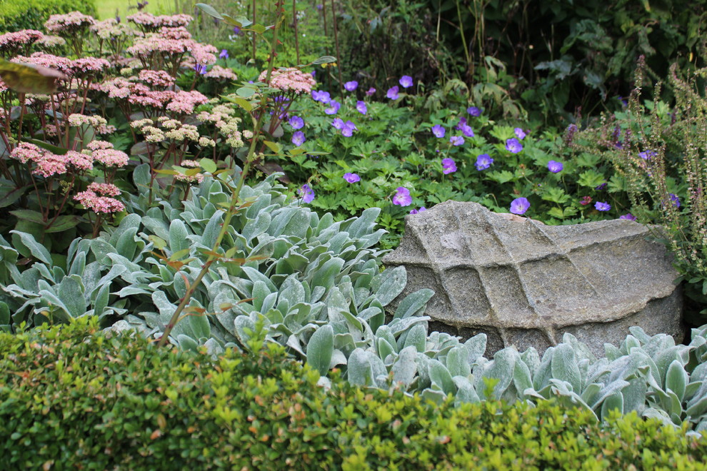 Lättskött perennrabatt med mormorskänsla - Traditional - Landscape ...