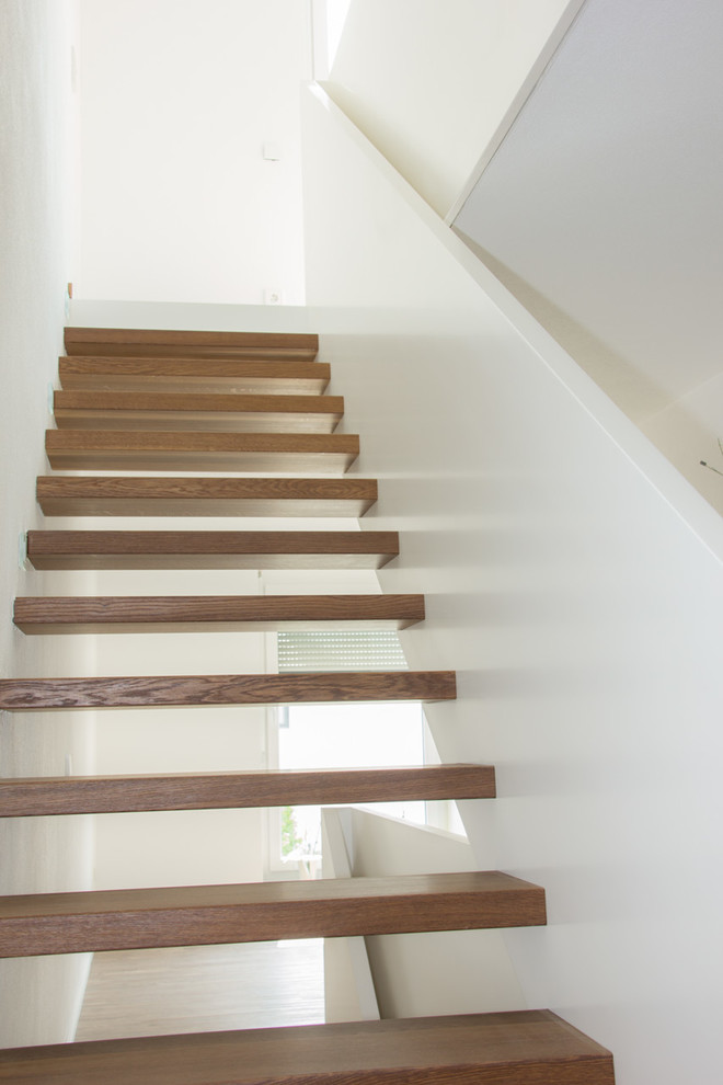 BOLZENTREPPE MIT FREISEITIGER WANGE TREPPENBAU - Contemporary ...