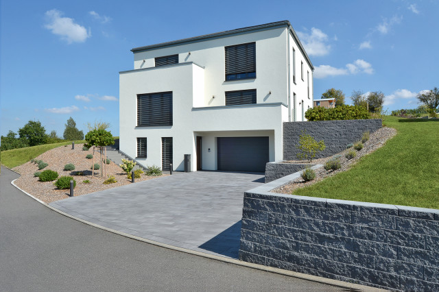 Moderner Hauseingang am Hang - Industrial - Garten - von Rinn Beton ...