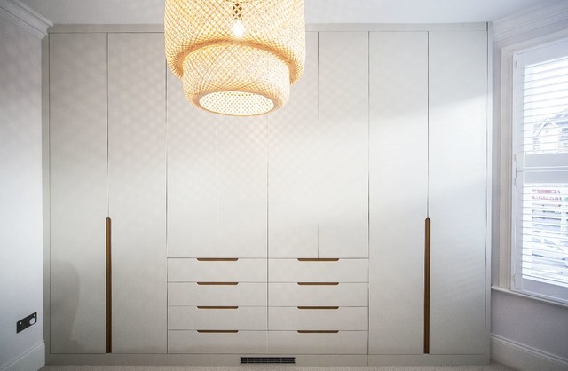 Chimney breast lacquered wardrobe with integrated oak handles ...