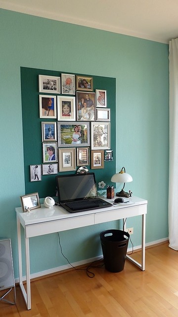 Der Schreibtisch steht jetzt an der linken Wand, darüber der gleiche ...