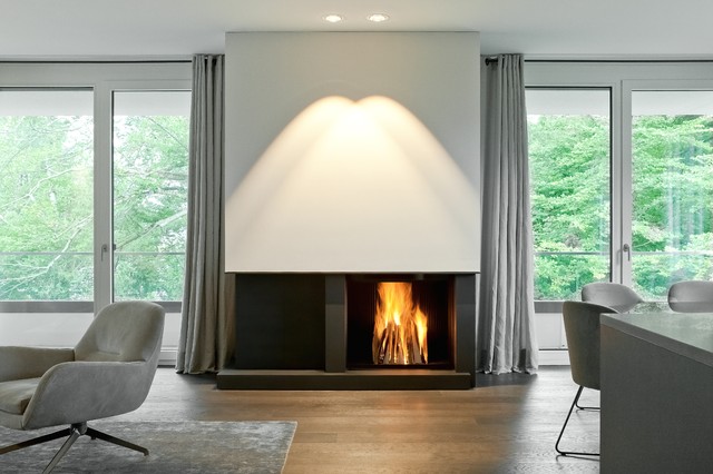 Kamin mit Feuerholzlege integriert in offenes, modernes Wohnkonzept ...